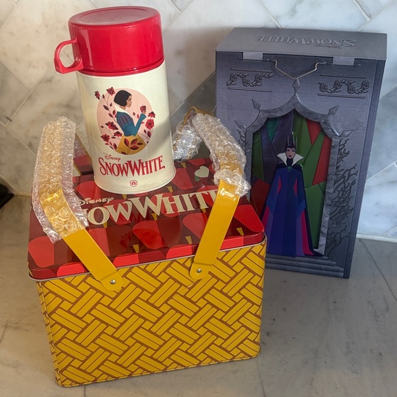 Disney | Toys | Nwt Disney Snow White Tim Picnic Basket With Thermos ...